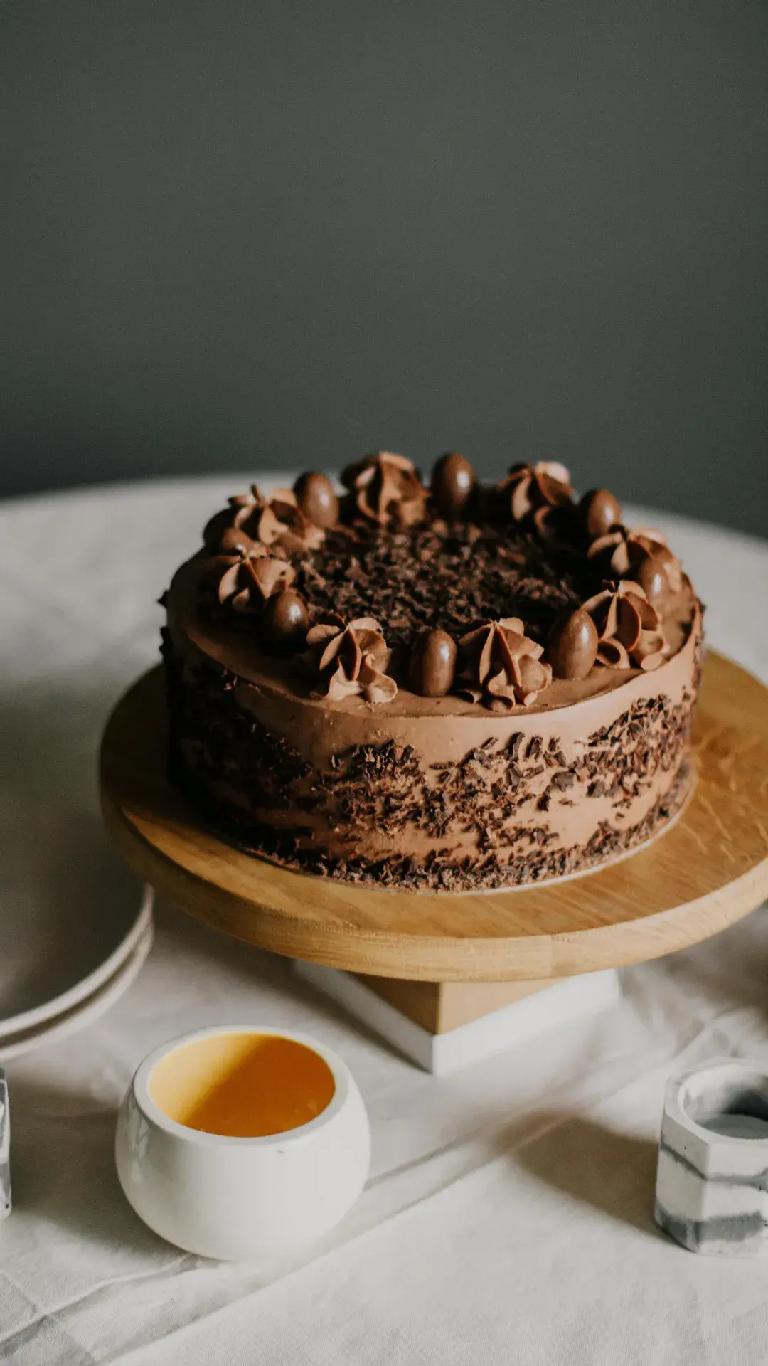 5 Irresistible Chocolate Fudge Cakes With Walnuts & Raisins You’ll Love