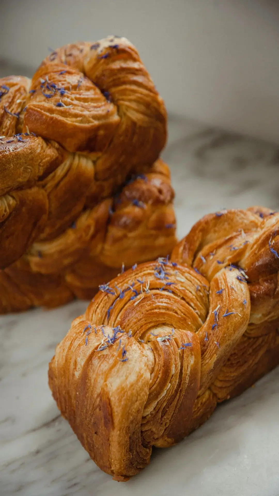 How To Plate Bread Desserts Like A Pro: Stunning Designs For Any Occasion